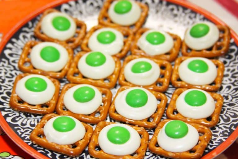 Green Eggs and Ham Pretzel Snacks - For the Love of Food