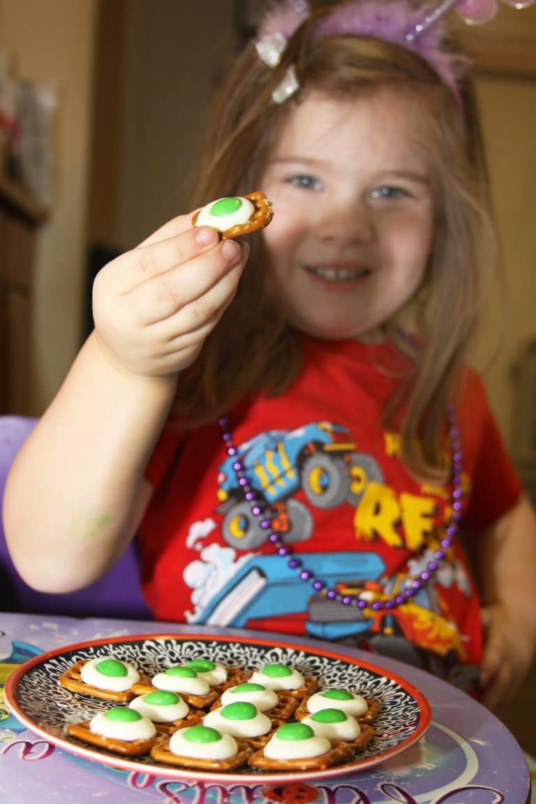 Green Eggs and Ham Pretzel Snacks - For the Love of Food